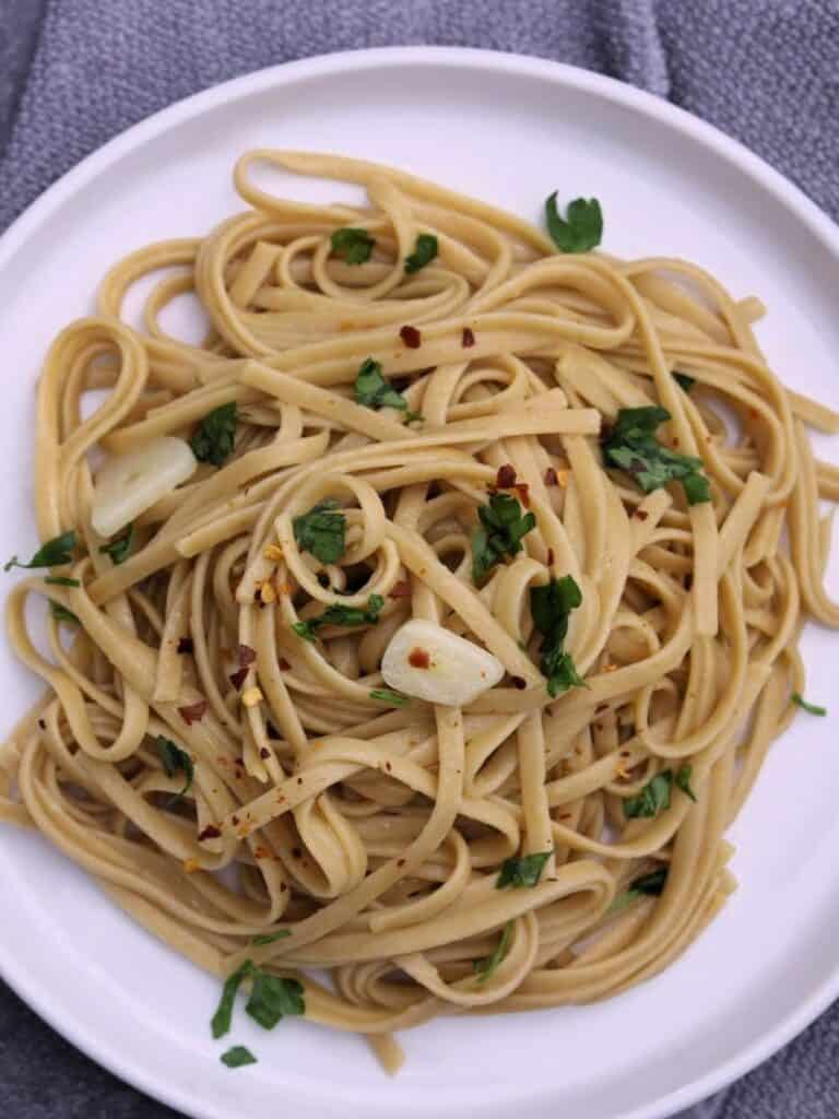 Pasta with Oil and Garlic - Perfect for a Quick Meal! - Camila Made