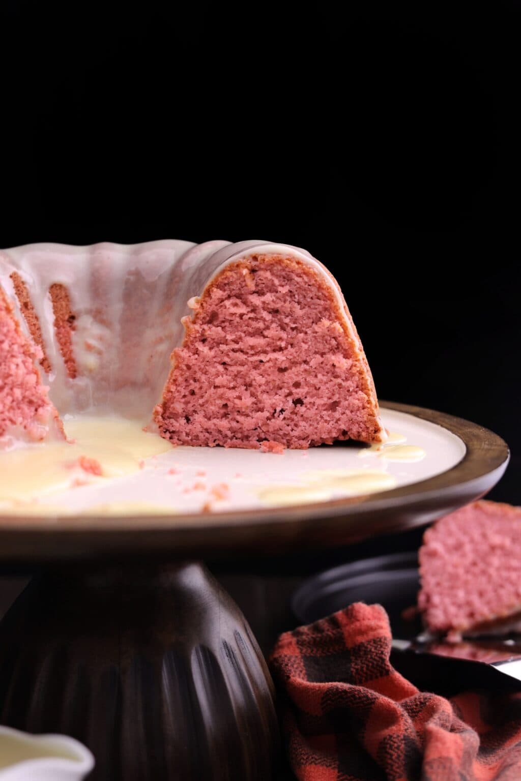 Pastel de Fresa with Brigadeiro Sauce - Camila Made